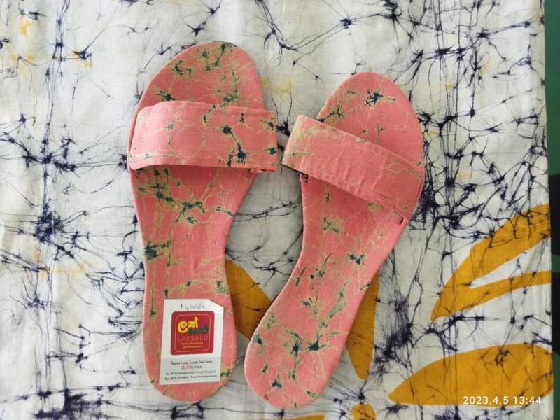 Product Details: Ladies batik footwear